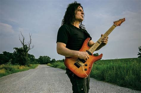 Vinnie Moore Predstavlja Videospot Rock Hard