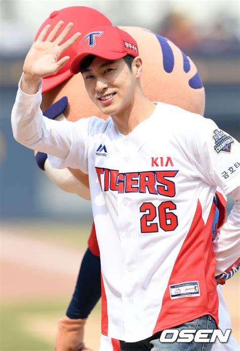 「photo光州」東方神起、ユンホ輝く笑顔で、始球式に登板 K Pop、韓国エンタメニュース、取材レポートならコレポ！
