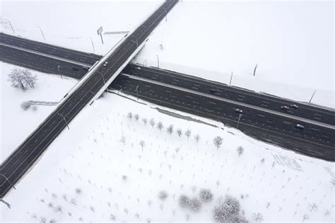 겨울에 눈 덮인 들판을 따라 도로 교차로에서 운전하는 자동차의 공중 보기 교량에 대한 스톡 사진 및 기타 이미지 교량 눈 냉동상태의 물 거리 Istock