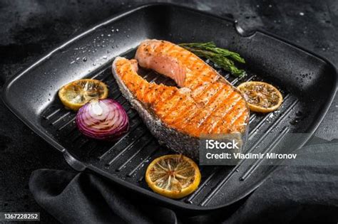 허브와 그릴 팬에 구운 연어 생선 스테이크 검은 색 배경 위쪽 보기 건강한 식생활에 대한 스톡 사진 및 기타 이미지 건강한 식생활 검은색 고기 Istock