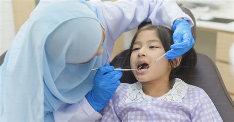치과 진료소에서 무슬림 치과 의사가 치아를 검사한 귀여운 소녀 치아 검진 및 건강한 치아 개념 사진 Unsplash의 건강한 라이프 스타일 이미지