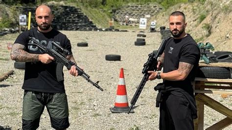 Скандалният футболист Георги Йомов стреля с автомат