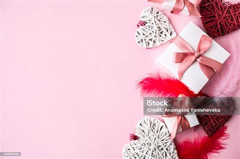 해피 발렌타인 데이 인사말 카드 선물 상자와 마음 공간을 복사합니다 맨 위 보기입니다 플랫 레이 0명에 대한 스톡 사진 및 기타