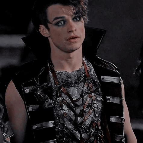 Descendants Harry Son Of Captain Hook Harry Hook Thomas Doherty Captain Hook