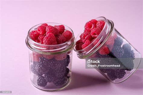 분홍색 종이 배경에 두 개의 유리 항아리에 라즈베리와 블랙 베리 달콤한 유기농 육즙 열매 복사 공간 0명에 대한 스톡 사진 및 기타 이미지 Istock