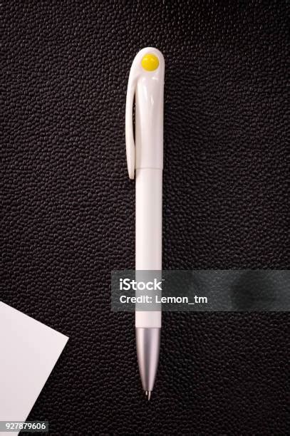 블루 펜 그리고 어두운 배경에 흰색 카드입니다 디자인에 대 한 빈 볼펜 펜입니다 0명에 대한 스톡 사진 및 기타 이미지 0명