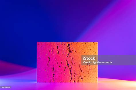 제품 프리젠 테이션을위한 밝은 색상의 기하학적 양식이있는 추상적 인 배경 0명에 대한 스톡 사진 및 기타 이미지 0명 Led 조명 광선 Istock