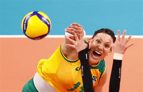 Rebeca Andrade Aproveita Folga Para Torcer Para Brasil No Vôlei