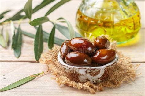 Olives Brillantes Rouges De Noir Grec De Kalamata D Picerie Fine Dans