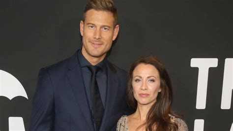 Love In The Villa Netflix Lépouse De Tom Hopper Laura Tient Un