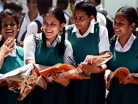 Maharashtra हवीहवीशी ‘ती झाली पुन्हा नकाेशी राज्यात मुलींचे