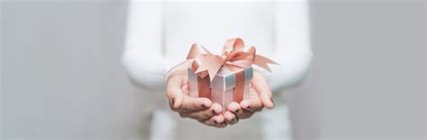 복사 공간이있는 특별한 행사를위한 작은 선물 상자를 들고 흰색 스웨터와 여성 손 생일에 대한 스톡 사진 및 기타 이미지 생일 Blessing Film Festival