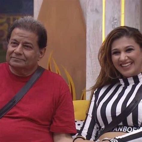 Bigg Boss 12 New Promo Jasleen Matharu Is Confused After Anup Jalota