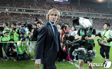 경기장 들어서는 파벨 네드베드 단장