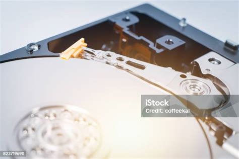 하드 디스크 컴퓨터 스토리지 기술 블루 테크 색조 내부 하딩 드라이브를 엽니다 금속에 대한 스톡 사진 및 기타 이미지 금속 기어 기계 부분 데이터 Istock