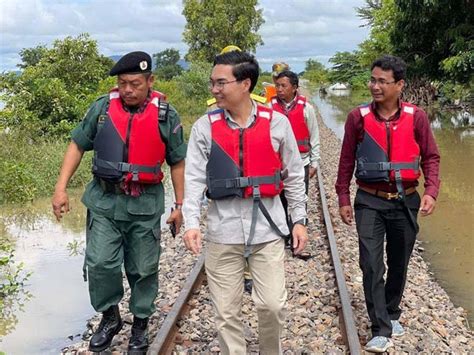 ឯកឧ ត្ត ម ប៊ុ ន ហុ ន អ ញ្ជើ ញ ចុះ ត្រួ ត ពិ និត្យ ស្ថា ន ភា ព ជំ ន ន់ ទឹ ក ភ្លៀ ង និ ង នាំ យក