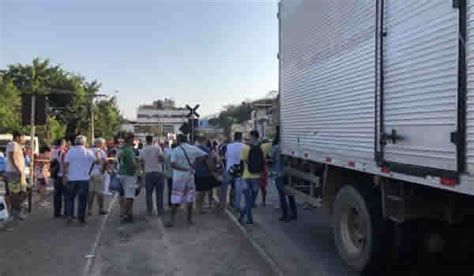 Mulher morre após cair de moto durante ultrapassagem e ser atropelada