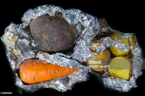 당근 비트 뿌리 및 감자는 어두운 배경에서 호일로 구워졌습니다 0명에 대한 스톡 사진 및 기타 이미지 0명 감자 요리 당근 Istock