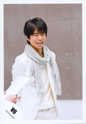 駿河屋 V6井ノ原快彦上半身・衣装白・ストールグレー・両手後ろ・体右向き・笑顔公式生写真（男性生写真）
