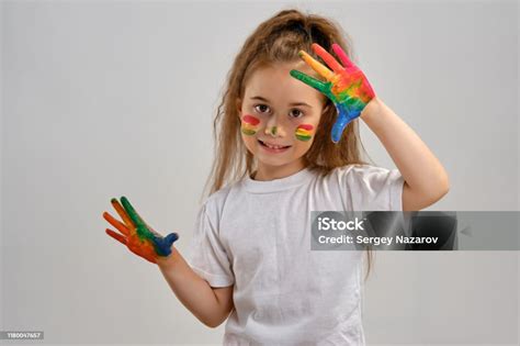 Gadis Kecil Berbaju Putih Berpose Berdiri Terisolasi Di Atas Putih Dan