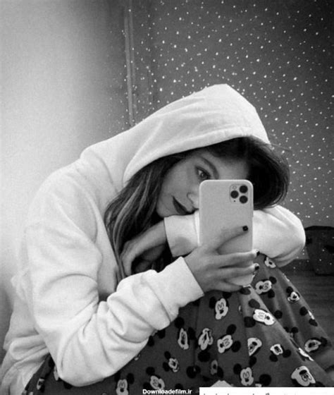 عکس دختر شاخ سیاه سفید