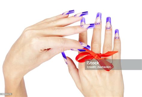 파란색 프렌치 아크릴 손톱 매니큐어와 손가락에 빨간 활과 그림손 가냘픈에 대한 스톡 사진 및 기타 이미지 가냘픈 긴 나비매듭 Istock