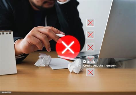 사업가 체크 표시 거부 및 승인 문서 체크리스트qa 및 Qc로 문제 해결 관리 확인 온라인 설문 조사 양식 작성 테스트 질문에