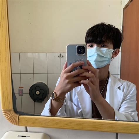 我真的非常討厭確認病人身分的環節🫠 我：「請唸出您的大名」 病患：「自己看」同時用手指敲幾下自己的健保卡 媽的，確認姓名就是要病患自己說