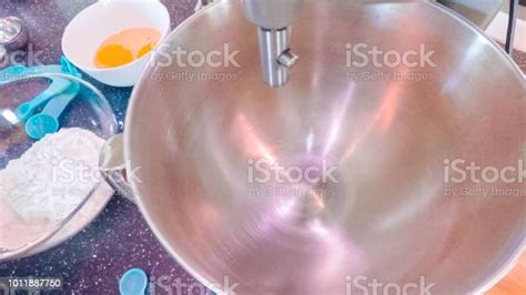 바닐라 컵 케이크를 만들기 위해 주방 믹서에 재료를 혼합 달콤한 음식에 대한 스톡 사진 및 기타 이미지 달콤한 음식 만들기