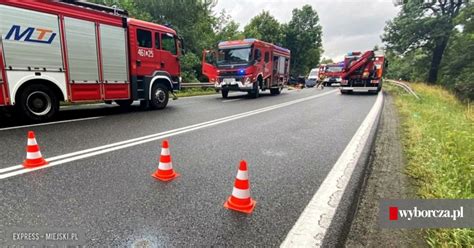 Tragiczny wypadek na drodze do Kłodzka Samochód wypadł z jezdni i uderzył w drzewo