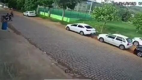 Homem furta bicicleta e é perseguido por cerca de militares