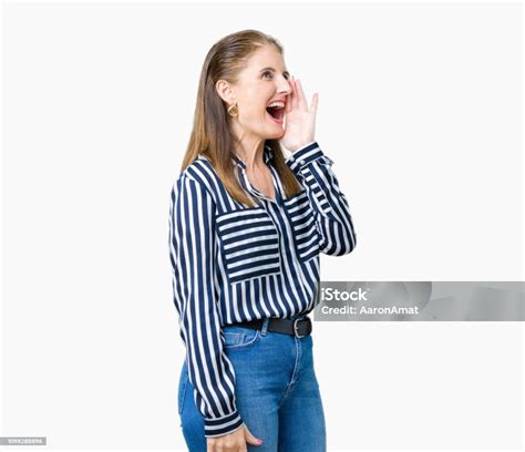 격리 된 배경 소리와 입에 손으로 측면 크게 비명 위에 중간 나이 성숙 비즈니스 여자 통신 개념입니다 갈색 머리에 대한 스톡