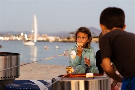 테이블에 앉아 있는 소년과 소녀 사진 Unsplash의 무료 먹기 이미지