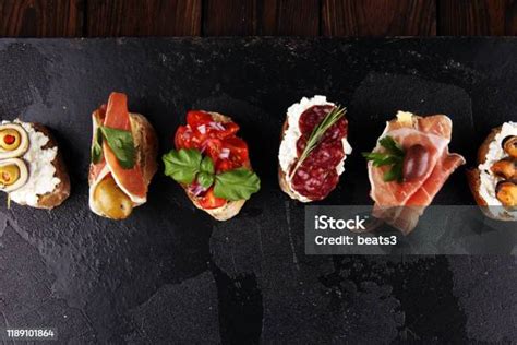 이탈리아 안티 파스티 스낵과 안경에 와인을 곁들인 전채 테이블 브러쉬 타 또는 정통 스페인 타파스 세트 치즈 품종 0명에 대한 스톡 사진 및 기타 이미지 Istock