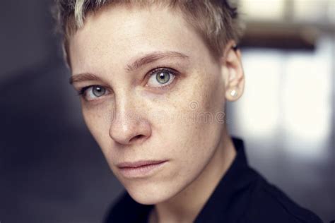 Jeune Beau Portrait De Visage De Femme De Taches De Rousseur Avec La