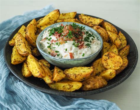 RECEPT PEČENÉ BRAMBORY SE SLANINOVÝM DIPEM Na skok v kuchyni