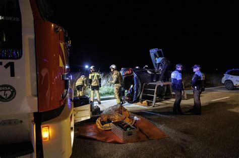 Herida una mujer de 35 años al salirse de la vía y volcar en la entrada