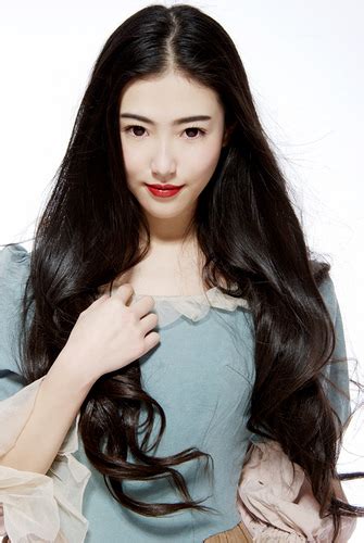 จางซินเยวี่ยน นางแบบสาวจีน ความงามของเธอดังภาพเขียน