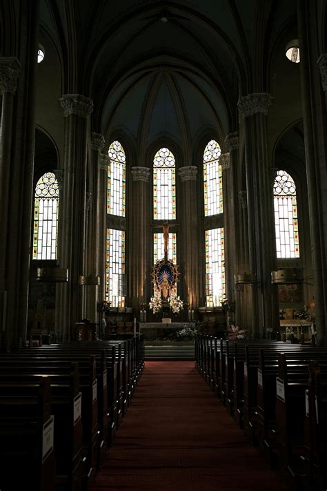 건축 고딕 디자인 고딕 양식의 건축물 교회 기독교 기둥 나무 의자 누크 레오스 리카 대리석 기둥 대성당 대칭 돔 디자인 레드 카펫 목조 의자 문화