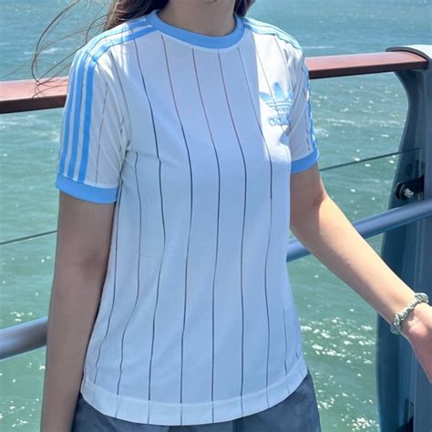 여름에 입기 너무 좋은 반팔템🩵 Kream