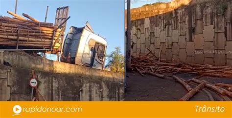 Carreta carregada madeira tomba em viaduto de Piracicaba Rápido no Ar
