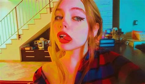 Such A Cute Blonde Babe Scrolller