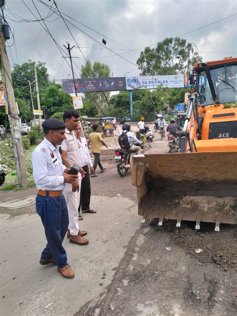 यातायात पुलिस ने स्पोर्ट्स कॉम्प्लेक्स और नीलम चोक के पास हुए गड्ढों