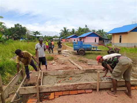 Satgas Pamtas Yonif 125 SMB Kerja Bakti Bersama Warga Kampung Toray