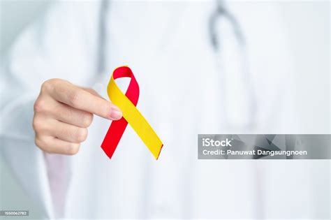 빨간색과 노란색 리본을 들고 있는 의사 세계 간염의 날 인식의 달 7월 28일 간암 황달 간경변 실패 비대 간성 뇌병증 및 건강 개념 0명에 대한 스톡 사진 및 기타 이미지