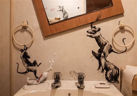 老婆站在背後她很火！banksy 最新作品不在街頭，居家隔離的街頭塗鴉大師把鼠患帶進家中廁所啦 大人物 93815