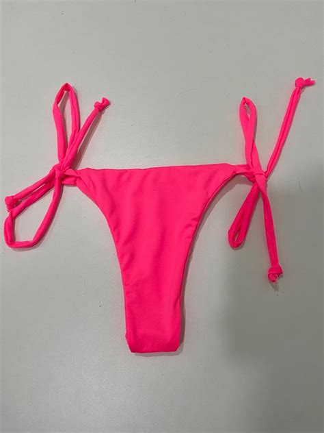 Roupas femininas Biquínis Saídas de praia Moletons Bolsas ecobags