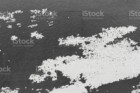 오래 된 벗 겨 지기 쉬운 페인트 필 링 지저분한 금이 벽 떨어져 균열 박 리 된 페인트와 오래 된 시멘트 벽의 배경에 석고