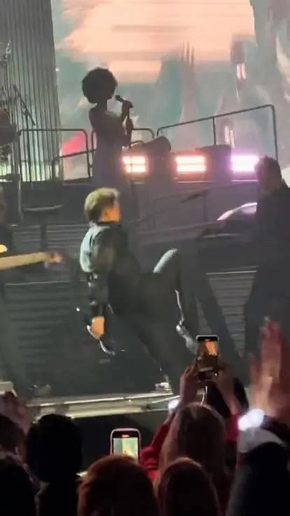 Luis Miguel sufre caída durante show en la Arena Ciudad de México