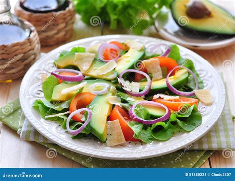 Verse Salade Met Tomaten Sla Uien Avocado En Parmezaanse Kaaskaas
